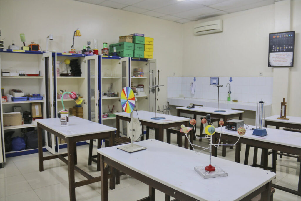 Physics Lab (FILEminimizer) – JOHN PAUL'S SCHOOL, HARAPAN INDAH, BEKASI